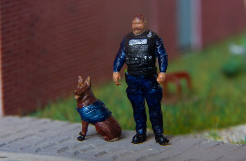 HO Scale/OO Gauge Policeman And Dog | Railscale 33d