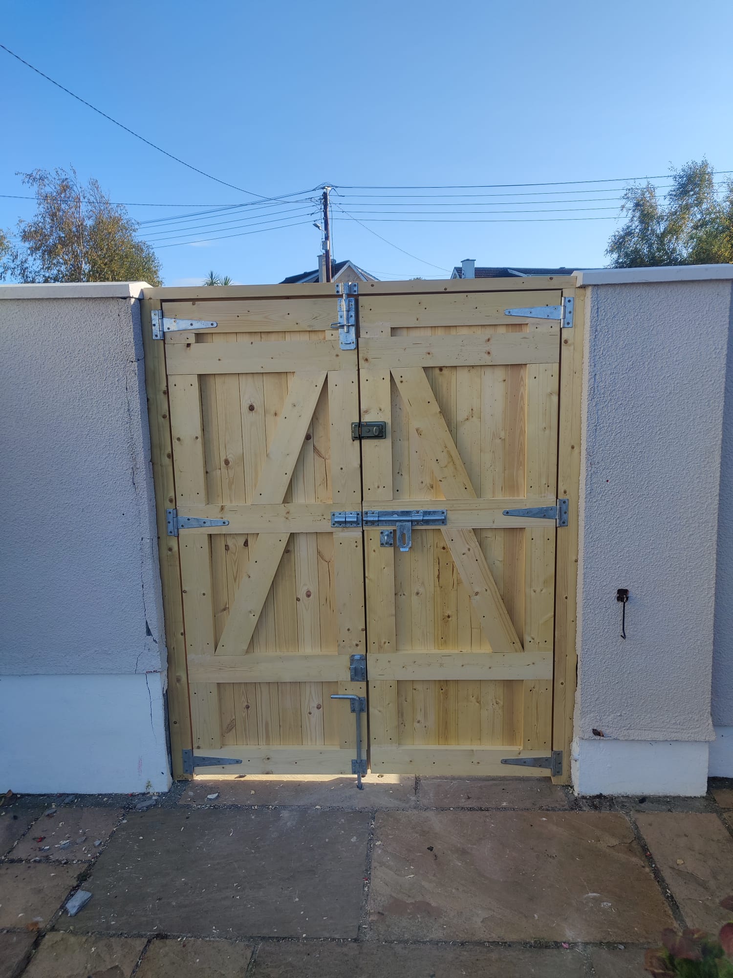 DIY Side Gate Makeover: Transforming Your Entry with a Fresh Look