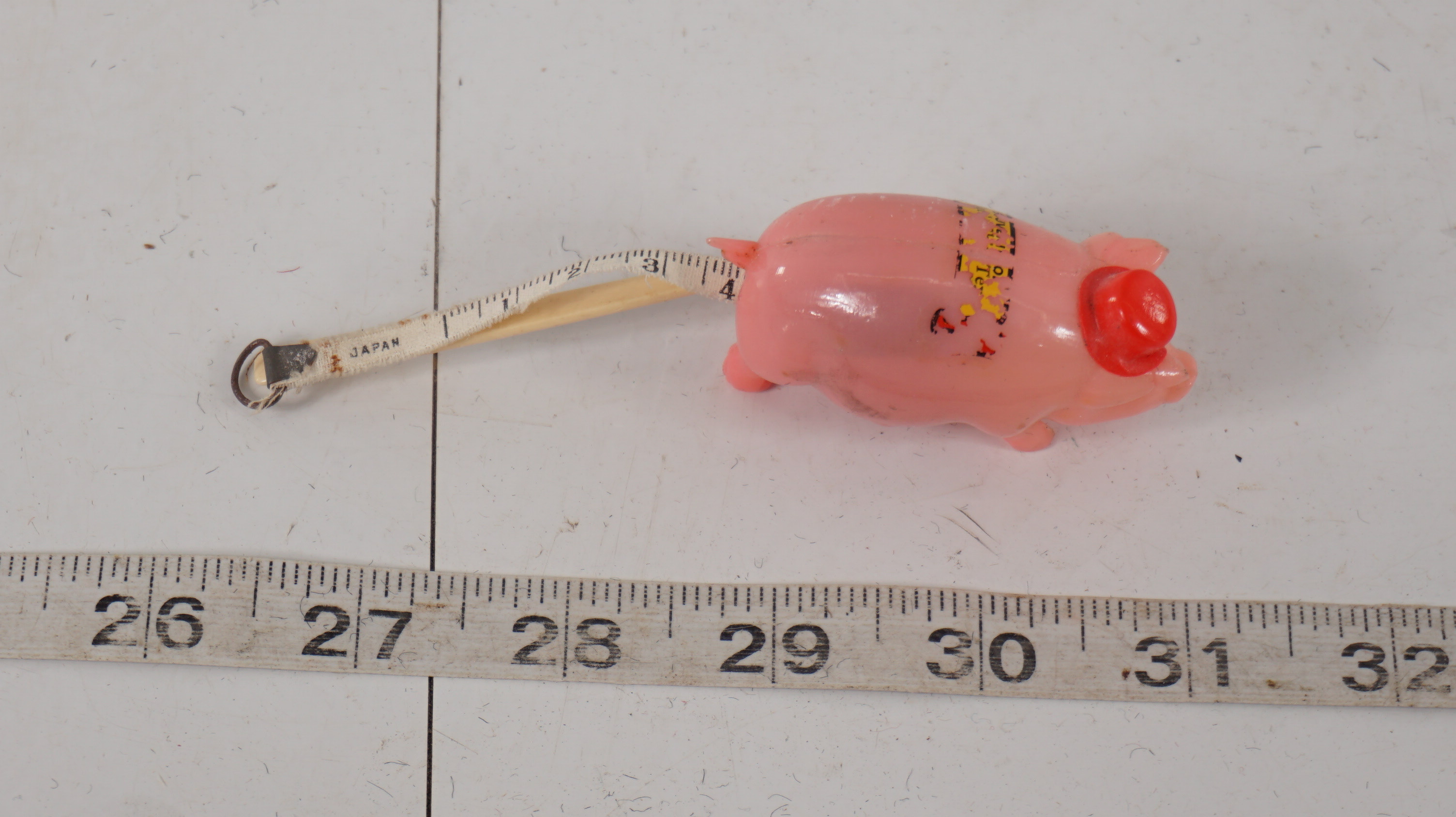 celluloid-pink-pig-tape-measure-made-in-japan