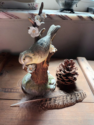 Beeldje vogel op tak | 'T Muizennest