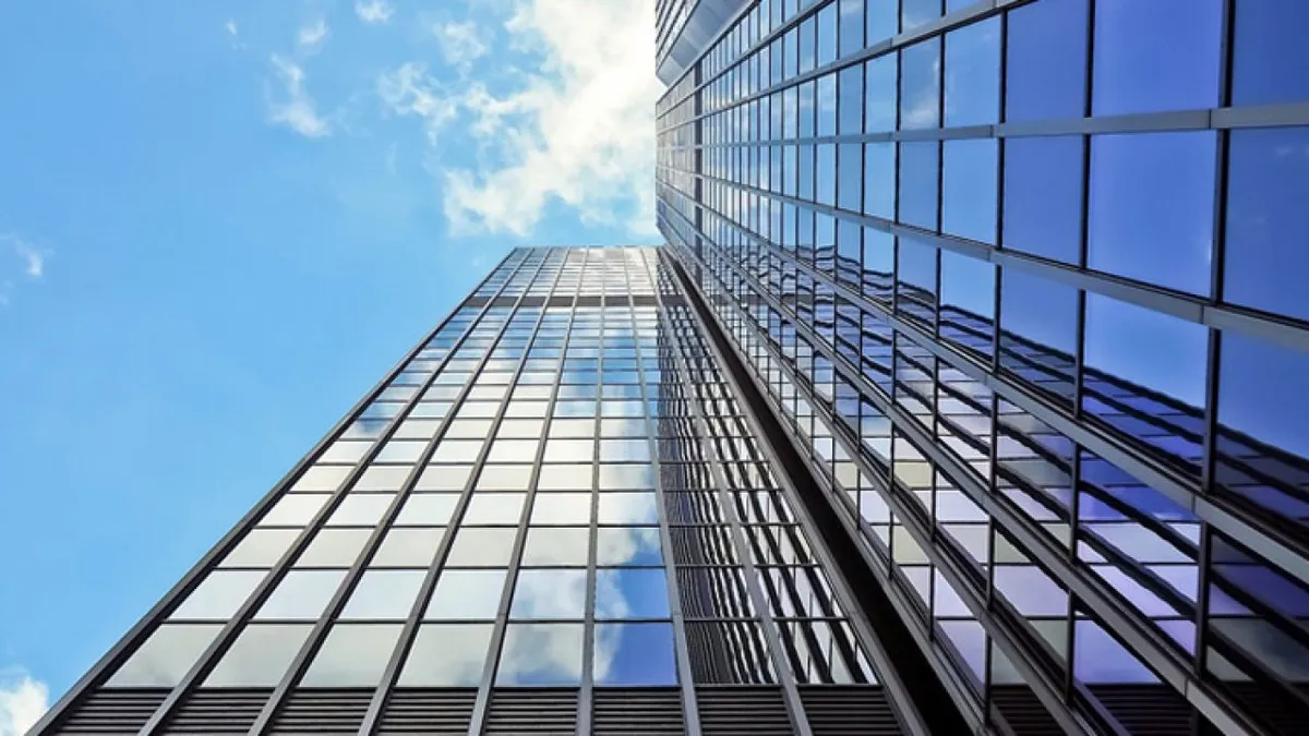 REFLEXO NAS FACHADAS: SAIBA MAIS SOBRE OS VIDROS REFLETIVOS