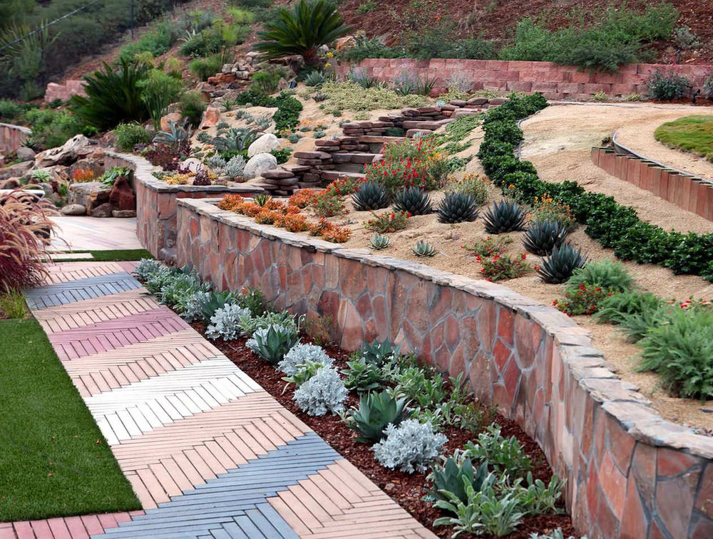 3 trucos infalibles para decorar un jardín en pendiente
