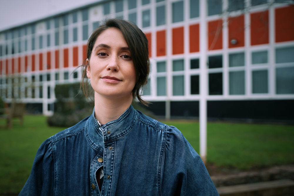 I TALK TO Charly Clive