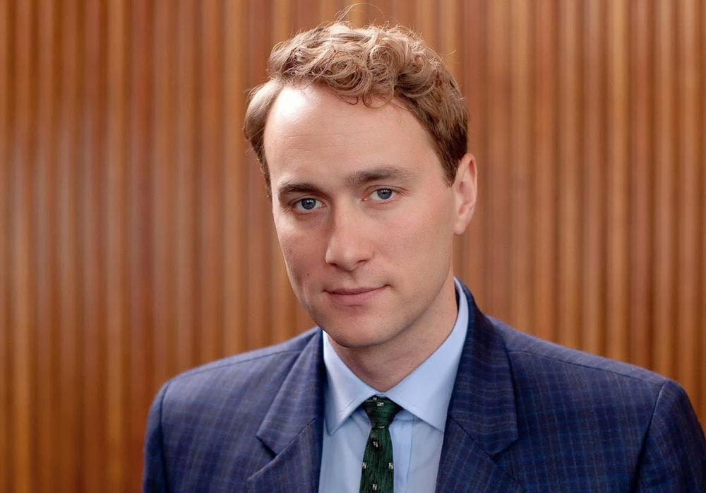 I TALK TO Oliver Chris