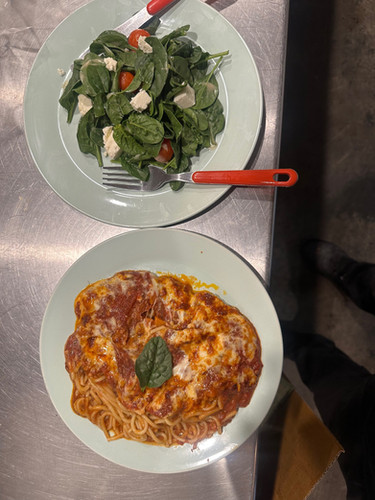 Spaghetti bolognaise with salad | Tippy's Pizza Freo