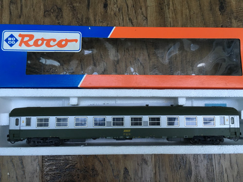 ROCO 44608 SNCF 2nd CLASS PASSENGER COACH | jwmodelrailways