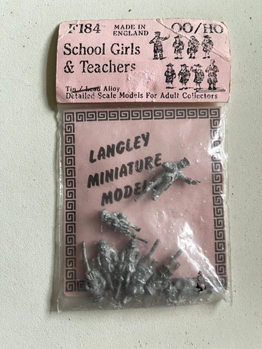 LANGLEY MINIATURE MODELS - F184 SCHOOL GIRLS & TEACHER | jwmodelrailways