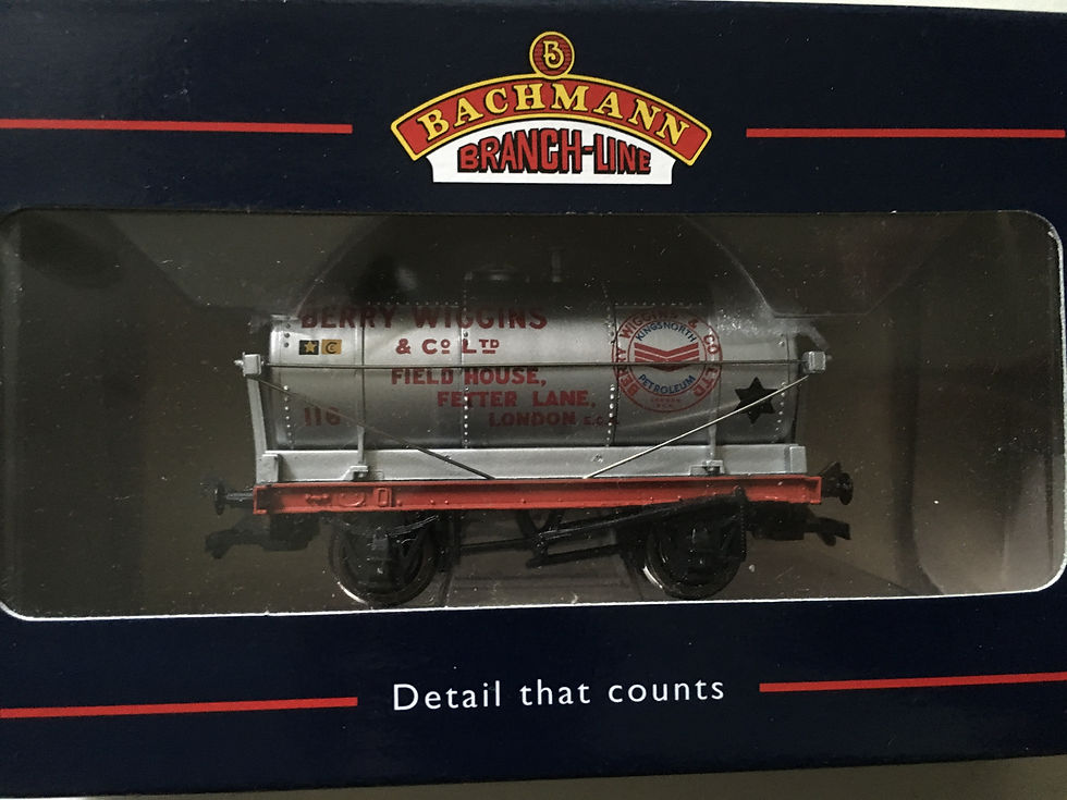 33-502B 14 TON TANK WAGON 'BERRY WIGGINS' SILVER | jwmodelrailways