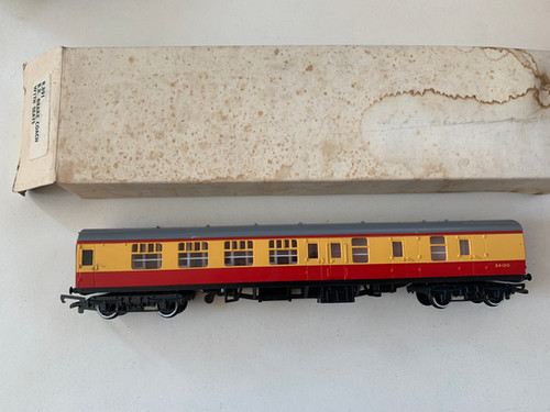 R.891 BR RED & CUSTARD BRAKE COACH WITH SEATS 34100 - rare white box ...