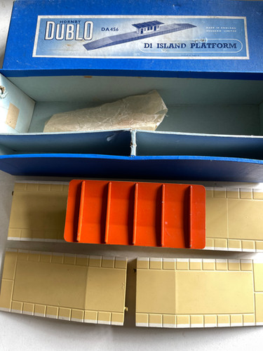 D1 ISLAND PLATFORM (WHITE RIMMED) - BOXED | jwmodelrailways