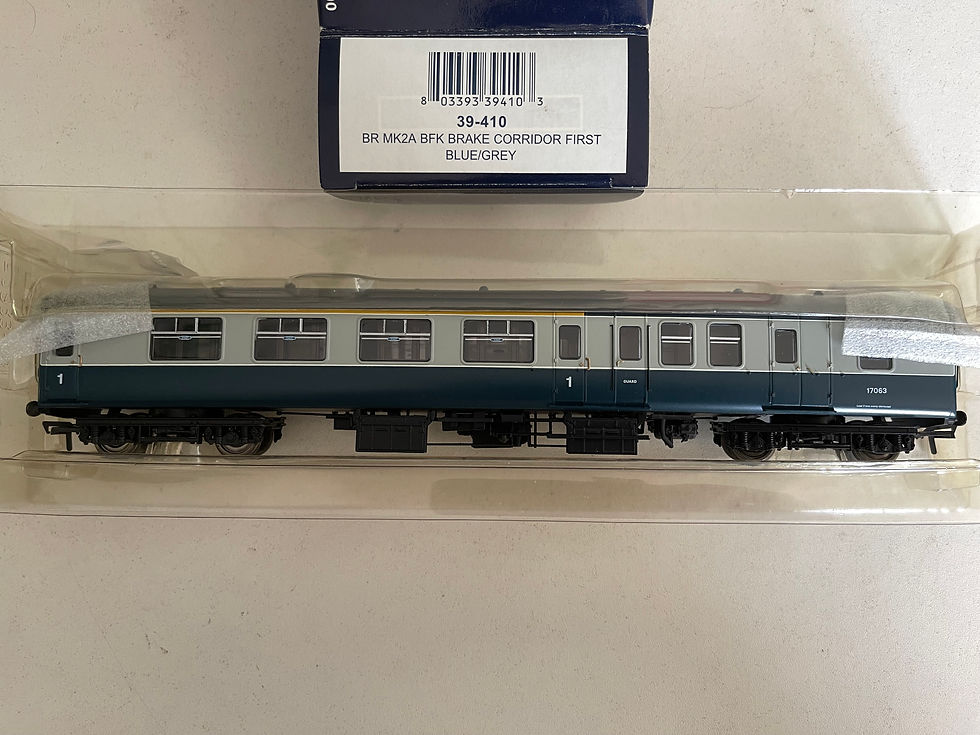 39-410 BR MK2A BFK BRAKE CORRIDOR FIRST BLUE / GREY 17063 | jwmodelrailways