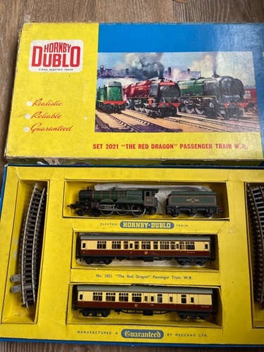 2021 THE RED DRAGON PASSENGER TRAIN SET - CARDIFF CASTLE | jwmodelrailways