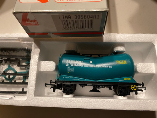 305604A1 TIGER PCA TANKER WAGON ALBRIGHT & ,WILSON | jwmodelrailways