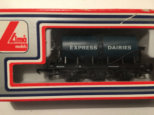 305643W EXPRESS DAIRIES TANK WAGON | jwmodelrailways