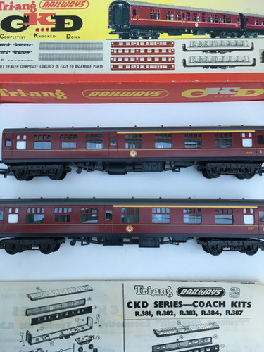 R.382 A PAIR OF COMPOSITE COACHES MAROON LIVERY | jwmodelrailways