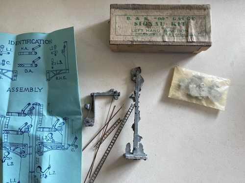 B & K OO GAUGE SIGNAL KIT - LEFT HAND JUNCTION | jwmodelrailways