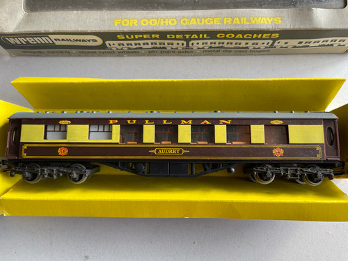 W6002A PULLMAN 1ST CLASS AUDREY BROWN TABLES | jwmodelrailways