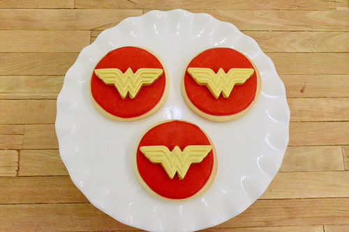 6 Wonder Woman Cookies | sugarbabiesbakeshop