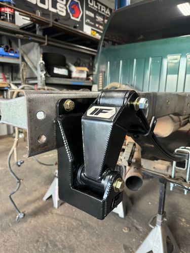99-18 gm1500 hanger and shackle kits | Izzy Fab