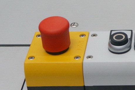 Wie heißt es richtig „Not-Halt“ oder „Not-Aus“? | CE-Beratung Dr. Birn