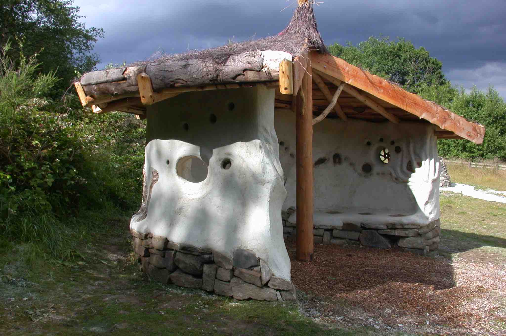 The Roundhouse Company - Unique Eco Roundhouses. Handcrafted Finishes