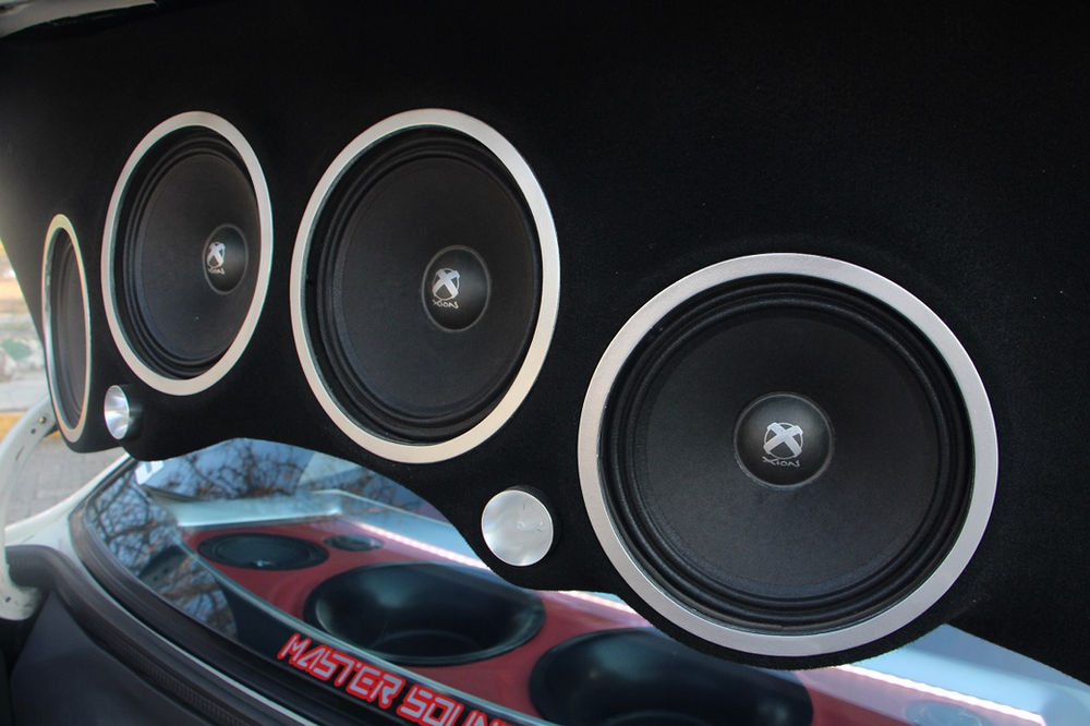 Demo Xion Car Audio en la plataforma de un VW Jetta MK2.