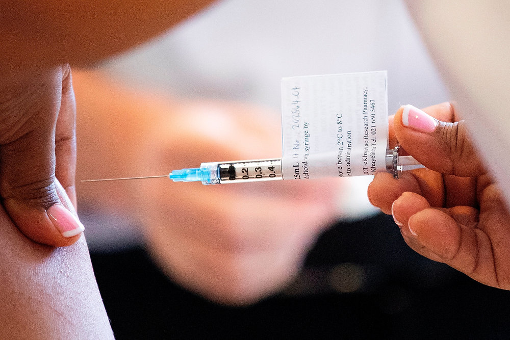 La vacuna de J&J es eficaz en todos los grupos demográficos, según la FDA