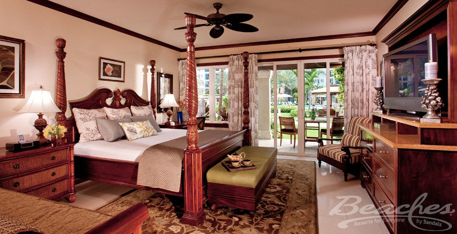 Italian Poolside Walkout Concierge Family Suite with Kids Room