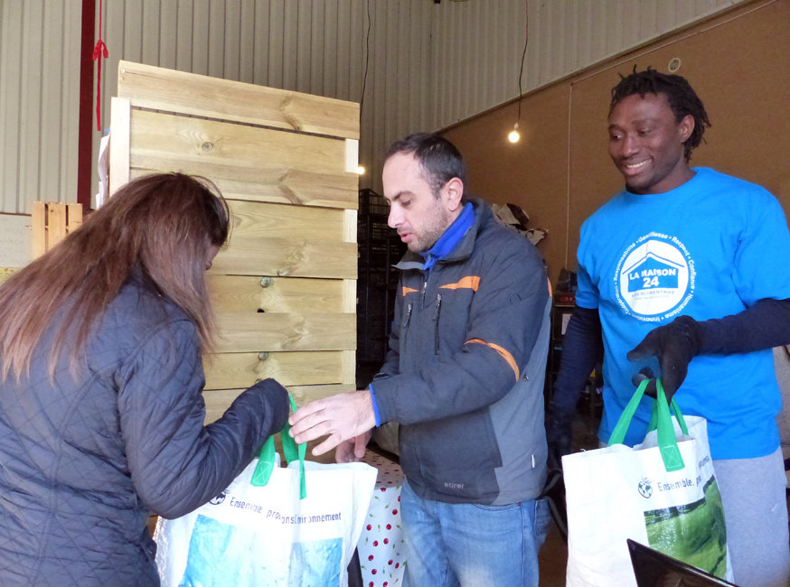 Distribution de colis alimentaire - La Maison 24