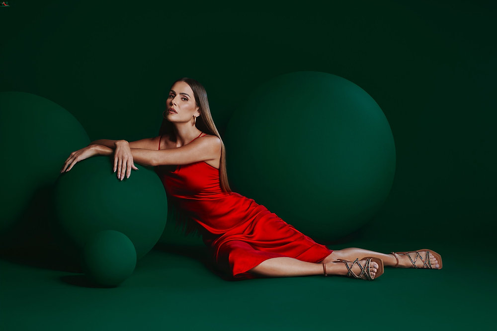 Deborah Secco estreia a campanha de Natal da Constance que traz ...