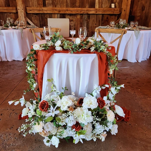 Sweetheart table | Darby Decor