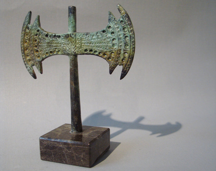 small-bronze-twin-leaved-labrys-double-axe
