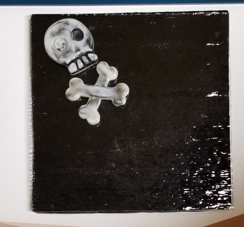 Skull and Crossbones Plate | Bartlet Pair Glass