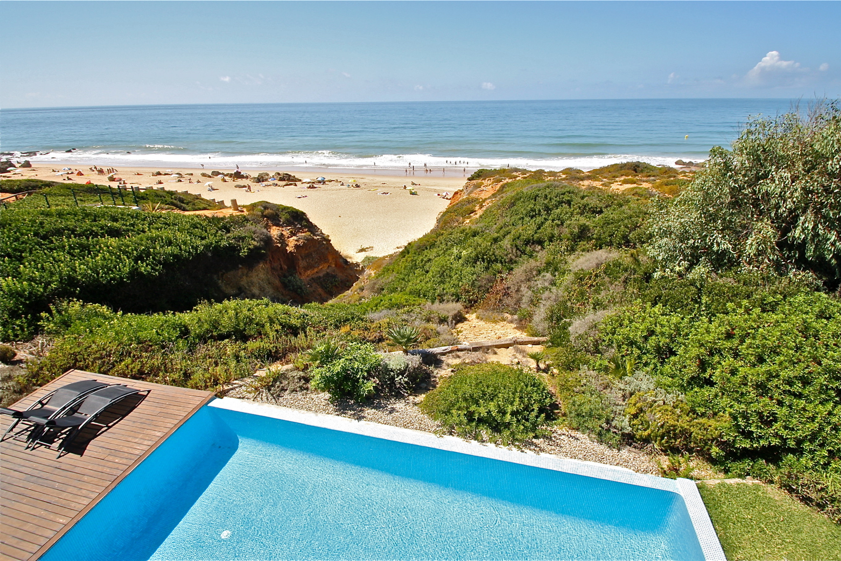 Erste Reihe Ferienhaus am Sandstrand mit Meerblick und Pool in Andalusien