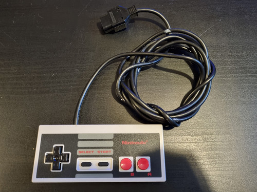 Original Nintendo NES controller | MyRetroShop.com