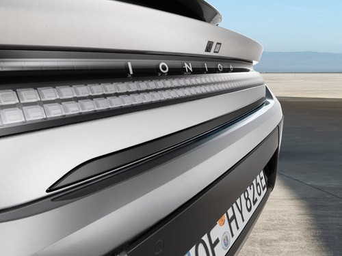 Tailgate trim line, piano black IONIQ 6 | SkandiShop