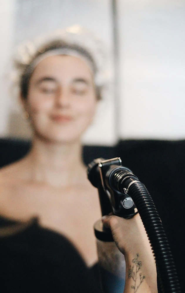 Can a Spray Tan Really Make You Look Slimmer?