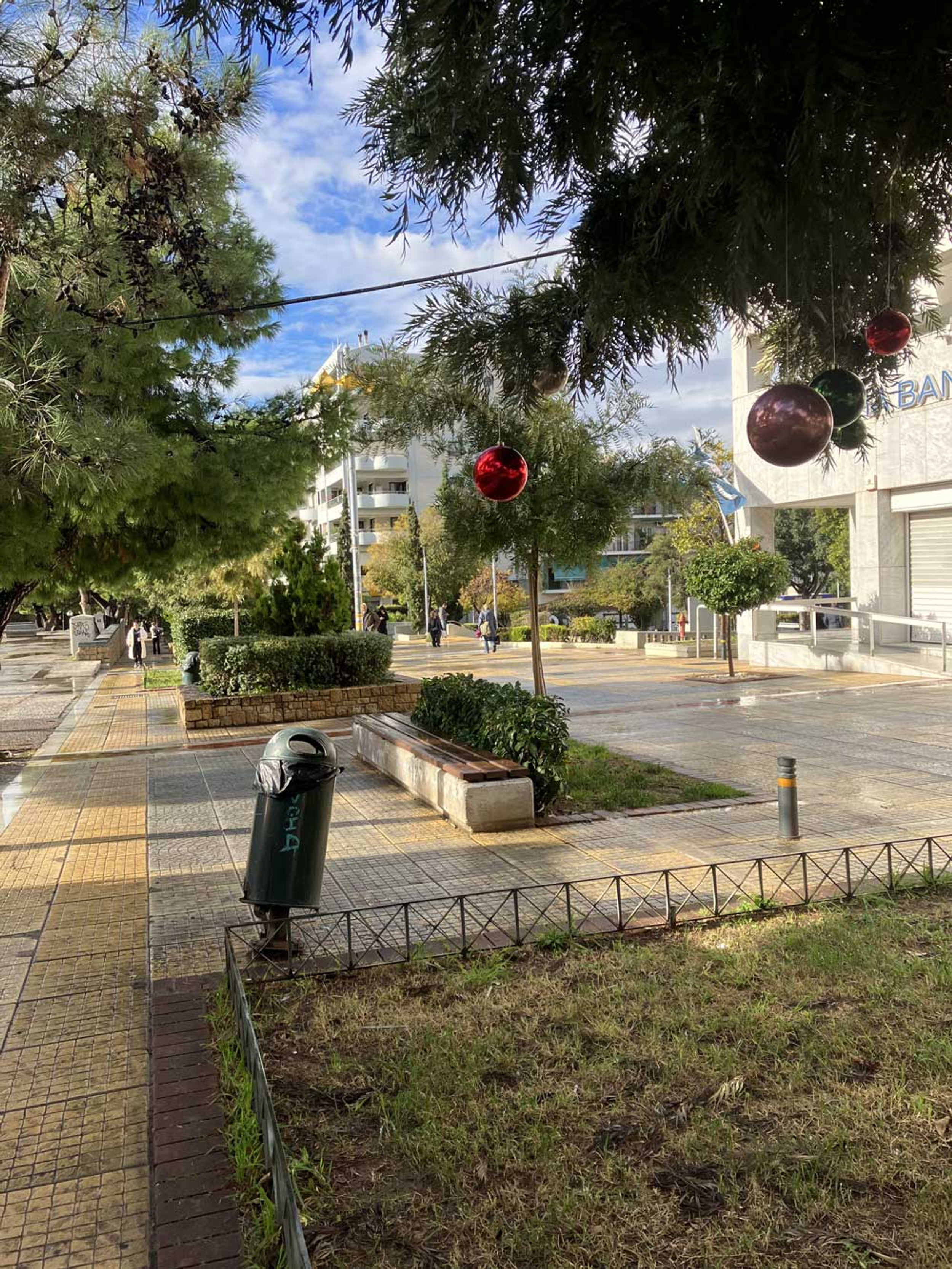 Αστόλιστη γιορτάζει εφέτος τα Χριστούγεννα η Πλατεία Νέας Σμύρνης