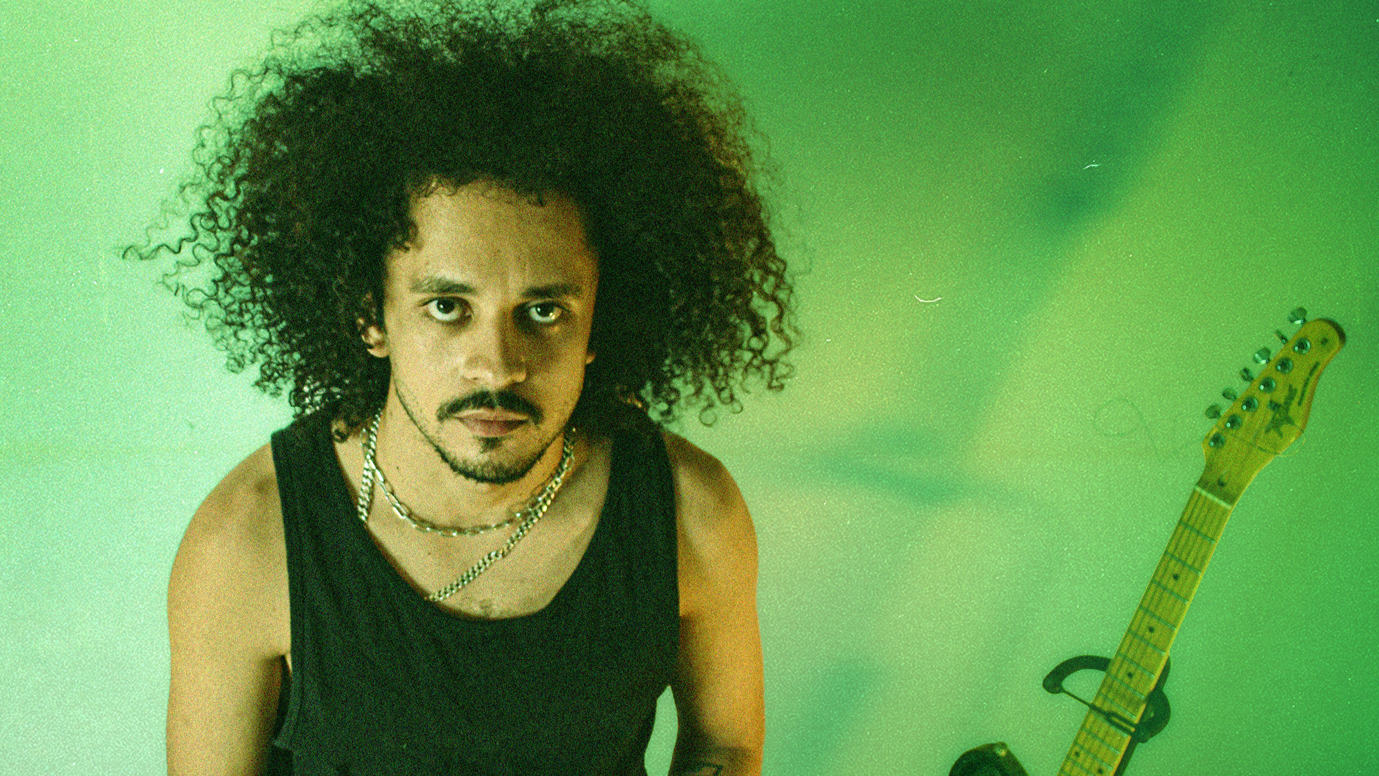 Vaine retorna em “Distante” após dois anos de Colibri