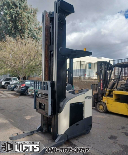 CROWN- STAND UP REACH TRUCK - RR5220-35 | Refurbished Lifts