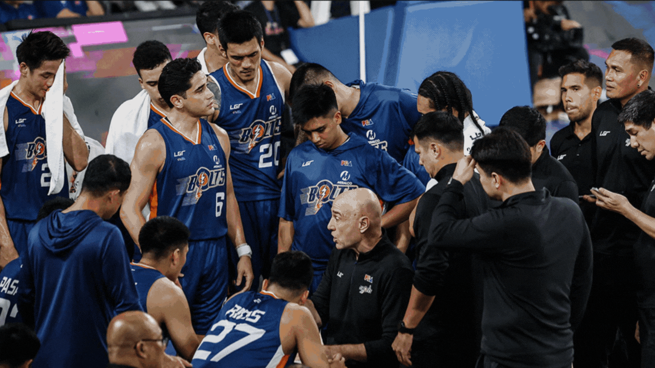 Scribes fete Meralco coaching staff with Dalupan trophy