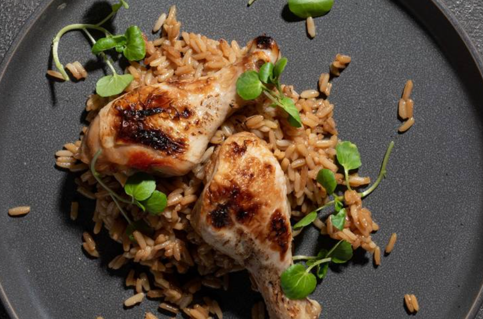 Nieuw koosjer recept - honing-knoflookdrumsticks met rijst