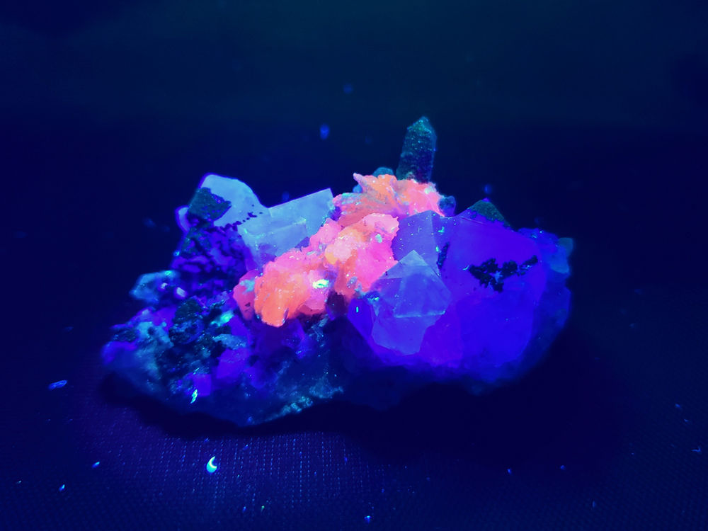 FLUORESCENT MINERALS