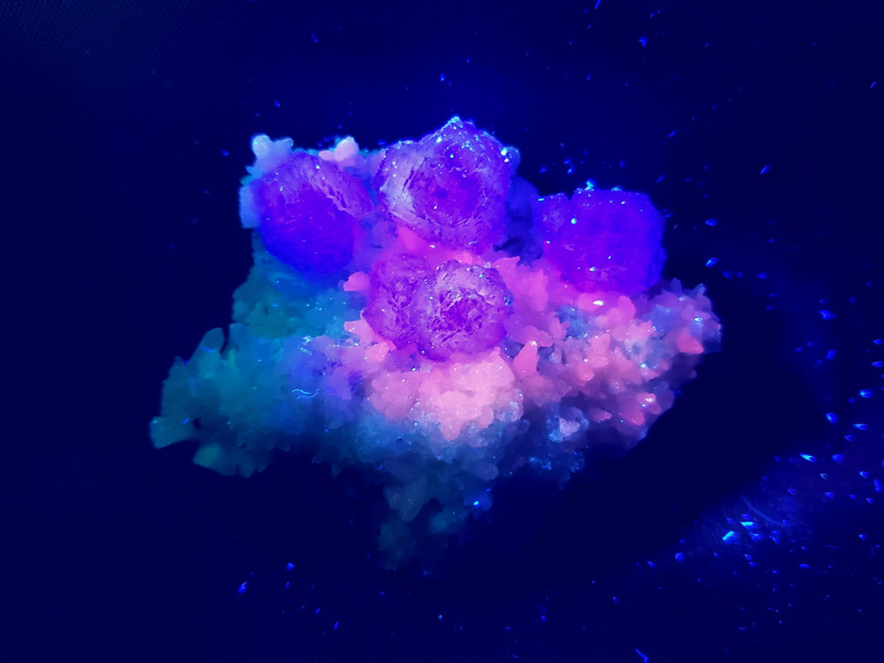 FLUORESCENT MINERALS