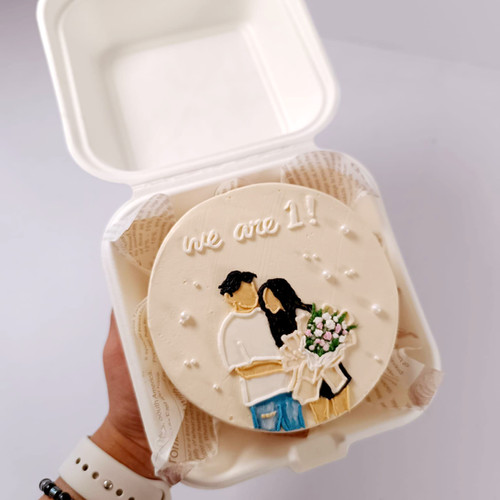 Customisable cream portrait couple cake | Eggyi.co