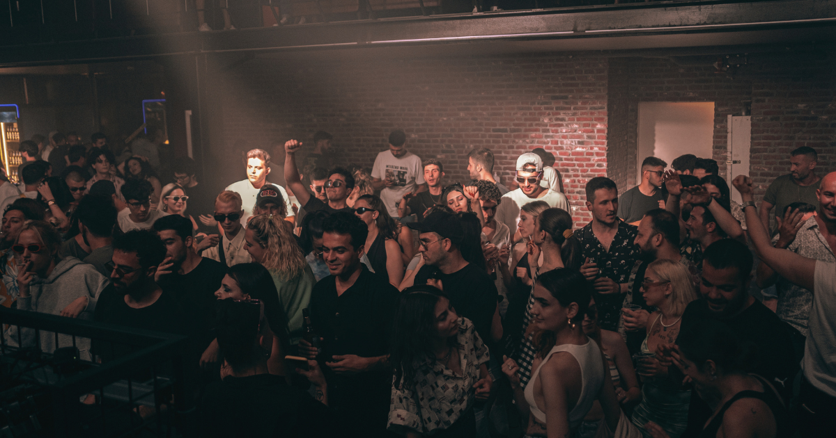 How to Read the Crowd as a DJ (the right way)