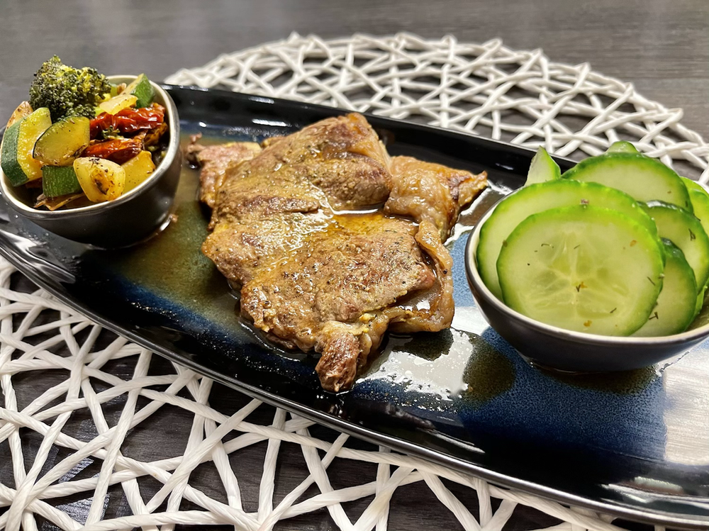 Beiried mit Röstgemüse & Gurkensalat