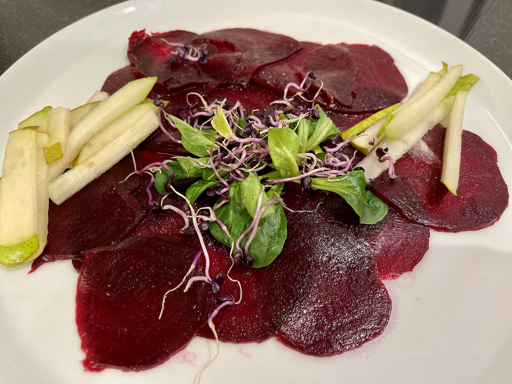 Rote Rüben Carpaccio mit Vogerlsalat, Birnen, Kresse und Filet ️