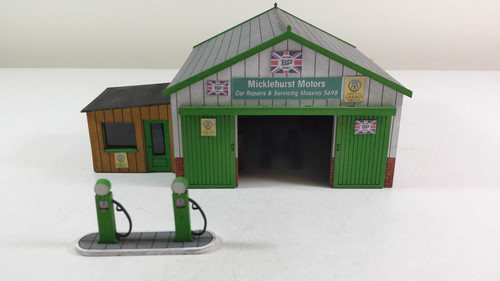 OO Gauge Local Garage with ramp, pumps and tool boxes | MMR Models