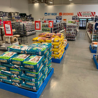 Adjustable pallet guard